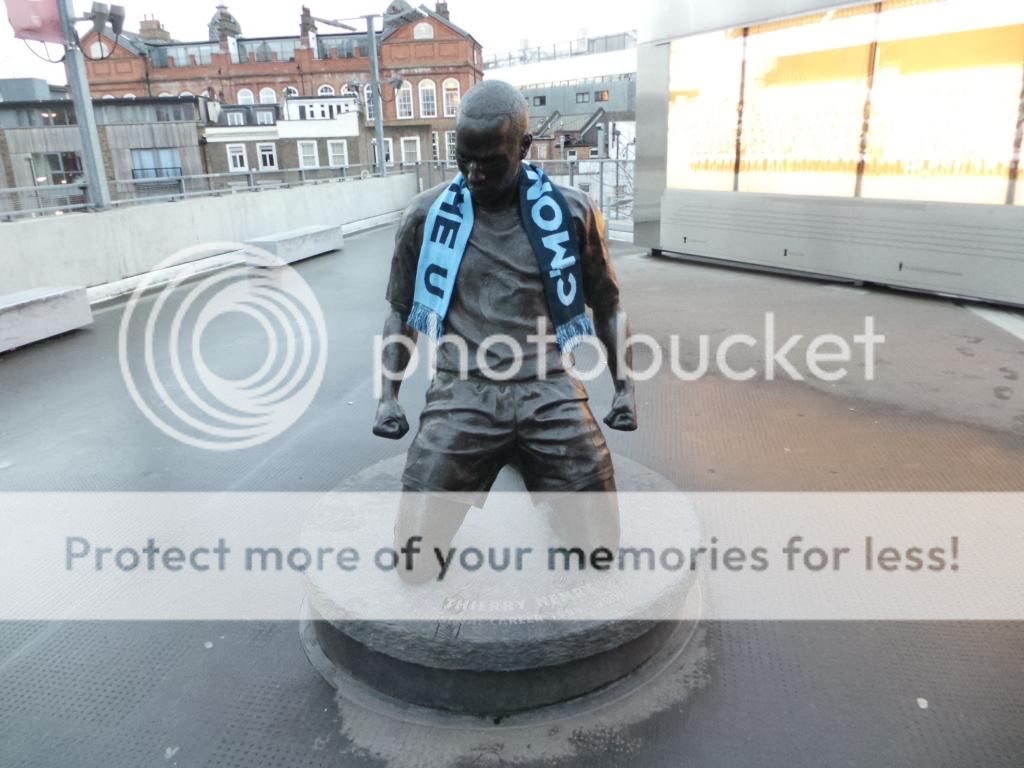 Thierry Henry Statue