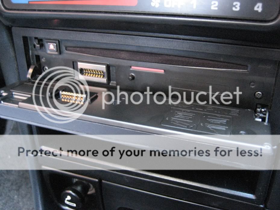 Alpine CDA-9856 – jak nazywa się złącze łączące panel przedni z radiem?