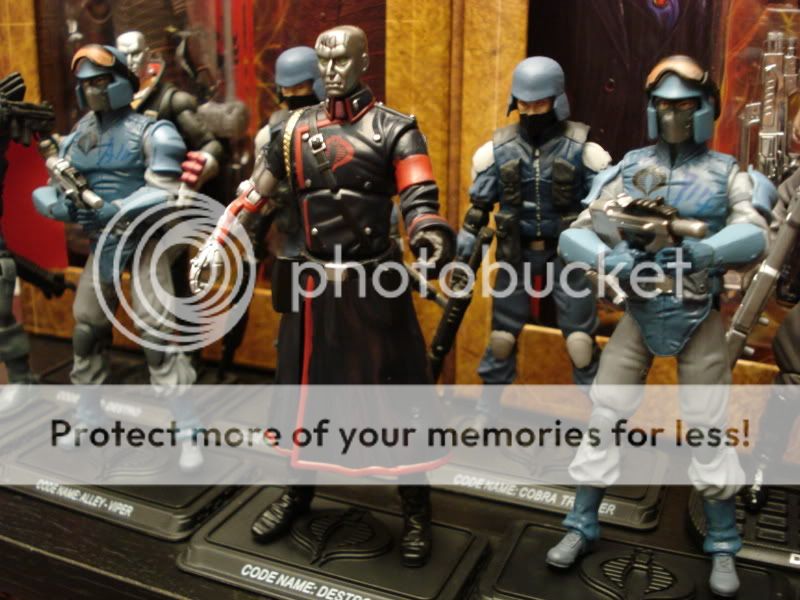 Resolute Destro With Robotic Arm Review - HissTank.com