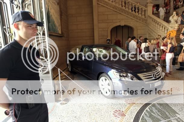 Prince Albert & Princess Charlene look happy, check out exhibit of ...