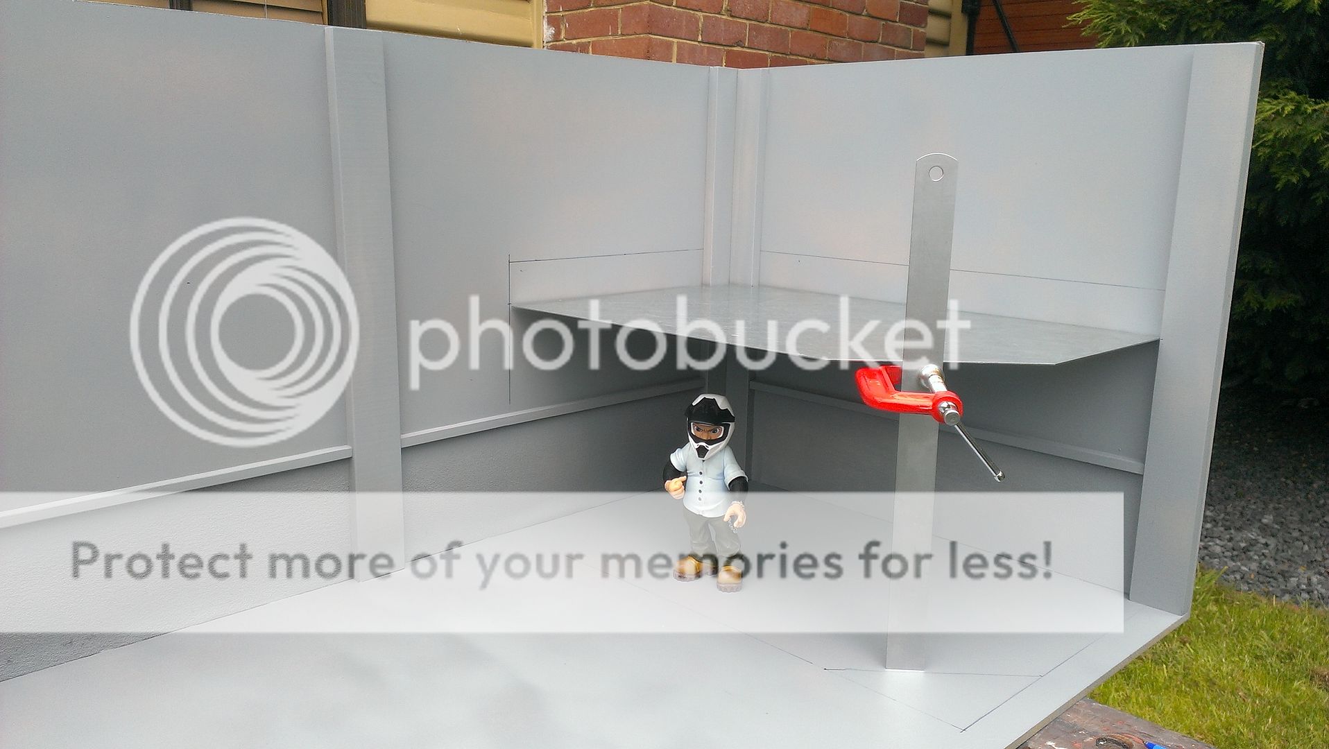 Delux scale garage. | Scale Builder's Guild