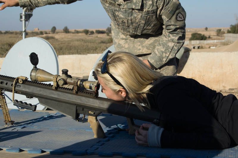 Kellie Pickler supports the troops (and takes pics with guns) > General ...