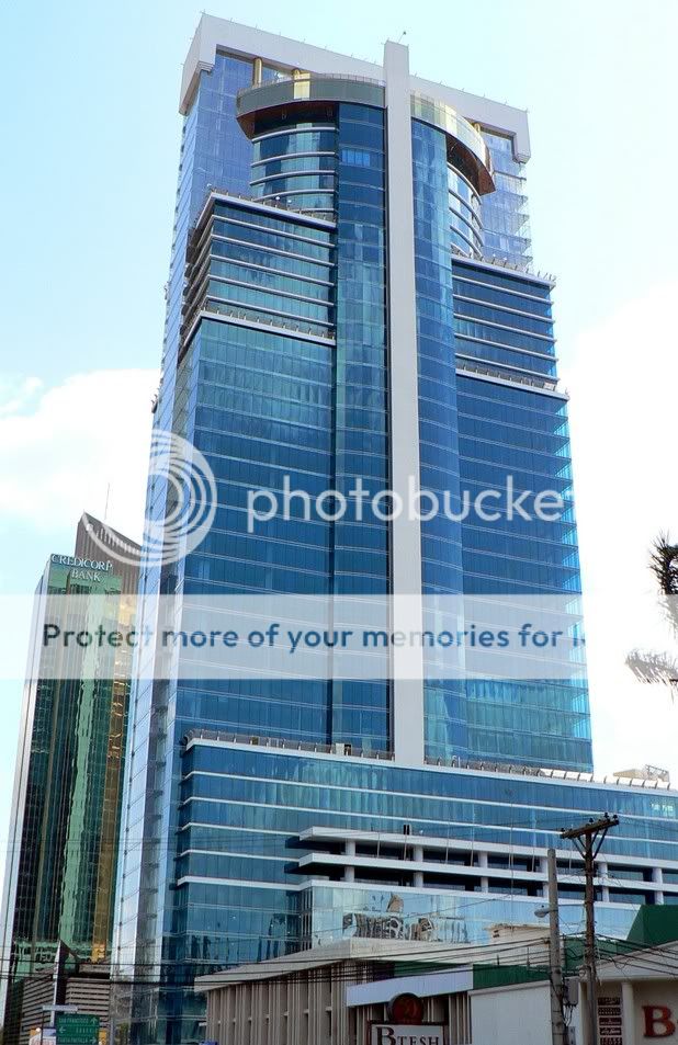 tremendas torres de oficinas-la global bank y la plaza credit corp bank ...